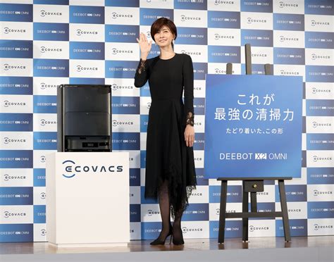 濃艶な黒のドレスで登壇した内田有紀さん Moment日刊ゲンダイ