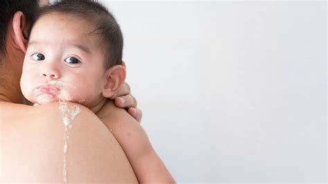 Penyebab Umum Bayi Muntah Mama Papa Wajib Tahu Berkeluarga