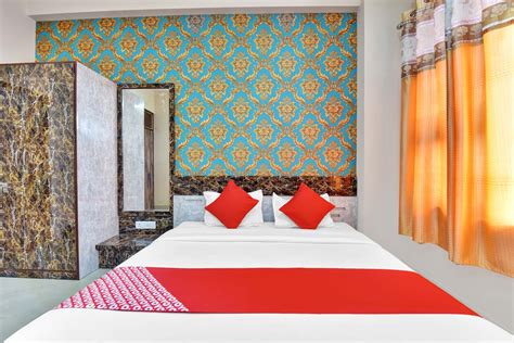 Download Cozy Contemporary Hotel Room Wallpaper