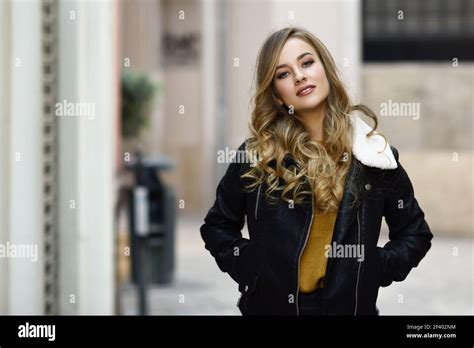 Blonde Frau Im Städtischen Hintergrund Schöne Junge Mädchen Mit Schwarzen Leder Jacke Und Mini