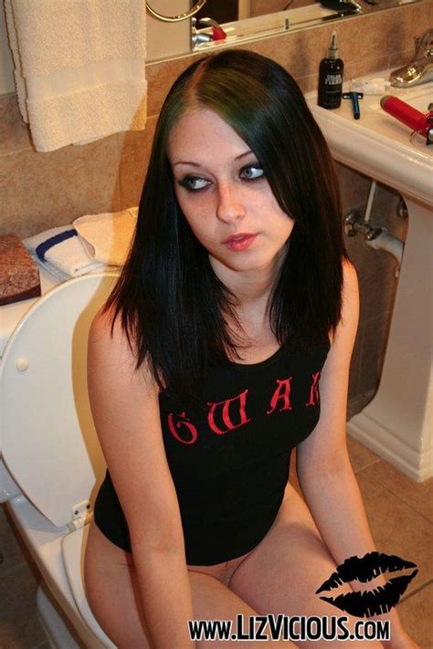 Pictures Of Liz Vicious Shaving Her Pussy In The Bathroom Porn Pictures Xxx Photos Sex Images