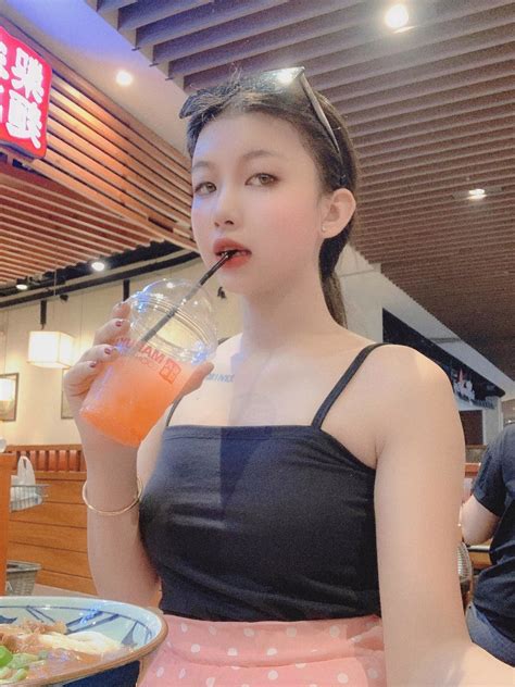 憨憨 on Twitter 太热了出门随便逛一会就满身是汗 反差婊 骚货 母狗 露出 https t co