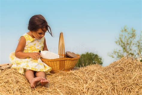 Petite Fille S Asseyant Sur Une Meule De Foin Image Stock Image Du