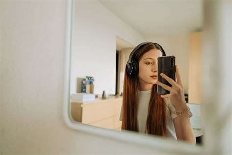 How To Take A Mirror Selfie Without Your Phone Showing An Easy Step By Step Guide Iphoto Walks