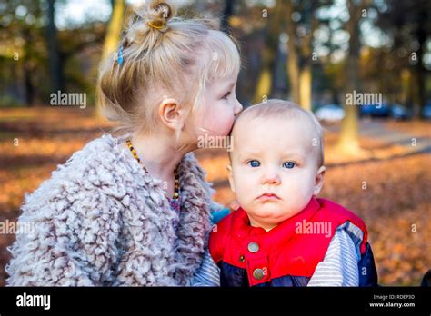 Großes Mädchen Küsst Kleinen Jungen Fotos Und Bildmaterial In Hoher Auflösung Alamy