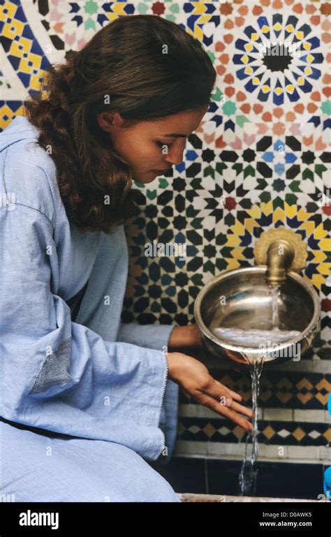 Junge Marokkanerin In Einem Djellaba Immer Wasser In Einem Tassa Aus Dem Brunnen In Einem Hamman