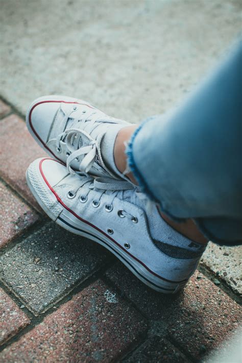 Foto Zum Thema Person Trägt Weiße Converse All Star High Top Sneakers Kostenloses Bild Zu Sich