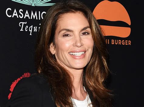 Photos Cindy Crawford Topless à la plage elle fait de l ombre à sa