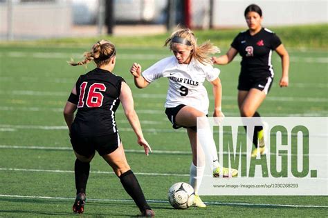 Syndication Iowa City Press Citizen Cedar Falls Zoe Zylstra 9 Dribbles The Ball As Iowa City