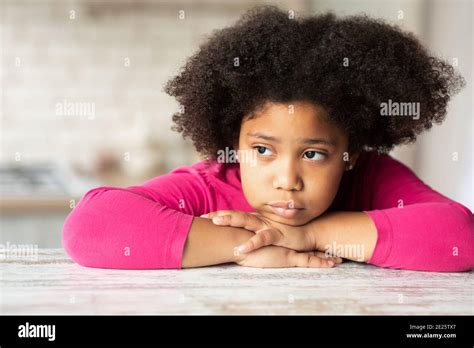 Petite fille grincheuse Banque de photographies et dimages à haute