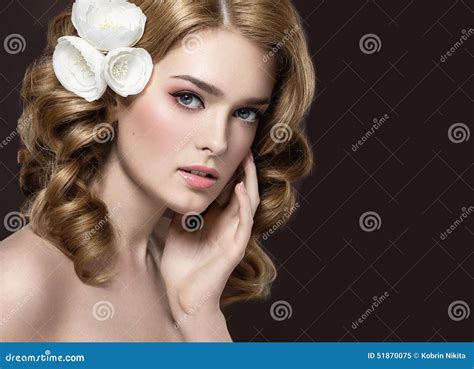 Portrait D Une Belle Fille Avec Les Fleurs Blanches Sur Ses Cheveux