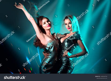Modelos De Moda Mujeres Sexys Bailando Foto De Stock 1408284704 Shutterstock