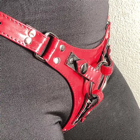 Cintaralho Strapon Em Couro Legítimo Vermelho Verniz Para Realçar A Sua Sensualidade E Desejo