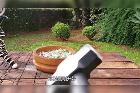 铁锤用力砸向10000个摔炮会怎样牛人亲测结局实在太精彩 摔炮 牛人 结局
