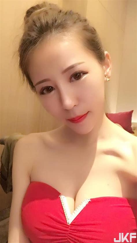 EV女孩墾丁飆沙驚見美乳熱褲妹正面渾圓飽滿超強車頭燈墨鏡拿下來戀愛啦 EV扑克博客