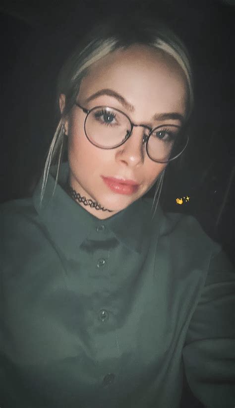 Liv Selfie 👓 Rlivmorgan