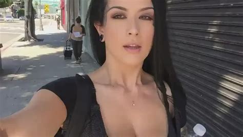 Going Commando On The Street Scrolller