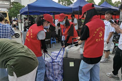 喜迎二十大党员迎新送温暖商学院组织开展党员迎新志愿服务活动 商学院
