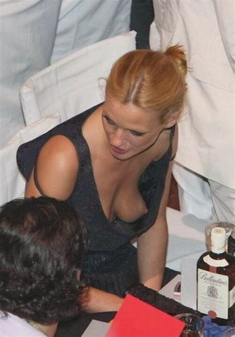 Down Blouse Nipple Slips Side Boob And More 248 Pics Xhamster