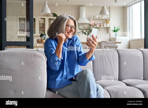 Überrascht Verließ Reife Frau Im Alter Von 60 Jahren Zu Hause Mit Handy Stockfotografie Alamy
