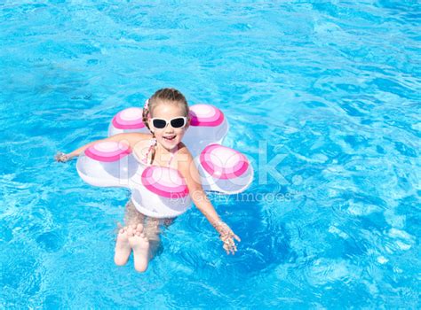 Foto De Stock Niña Sonriente En La Piscina Libre De Derechos Freeimages
