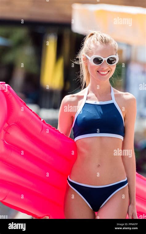 Young Girl In Pink Bikini Fotos Und Bildmaterial In Hoher Auflösung Seite 3 Alamy