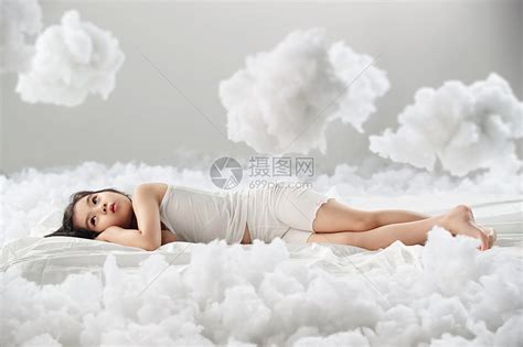 天空玩耍东方人可爱的小女孩躺在云朵上高清图片下载 正版图片501906402 摄图网