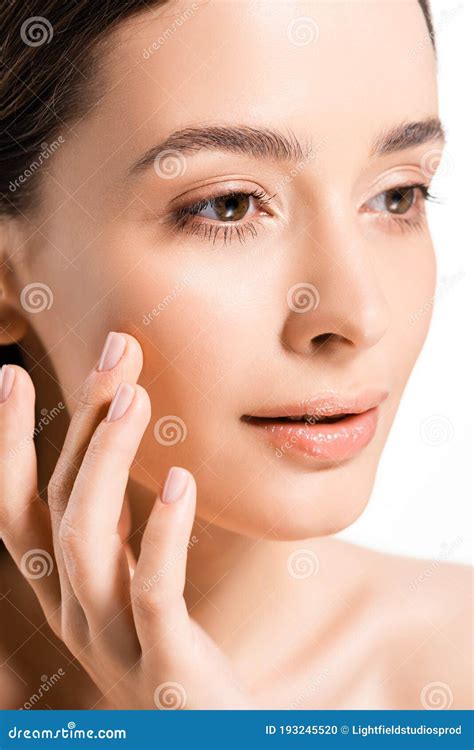 Femme Nue Avec La Peau Parfaite Touchant Le Visage D Isolement Sur Le