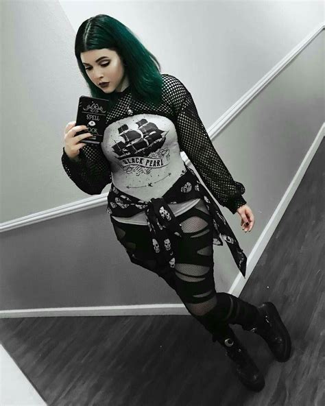 Pin By Anthony Schmidt On Sassy Street Style Curvy Girl Outfits Alternative Outfits Gothic