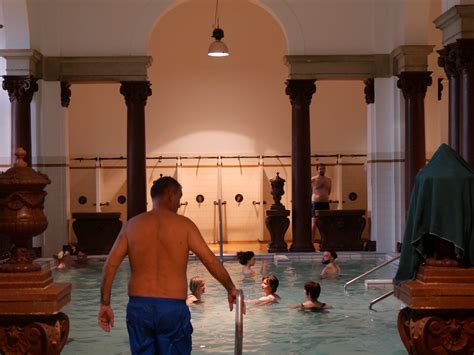 Dans Les Thermes De Budapest La Tradition Des Bains Nage Entre Deux Eaux Magyarpart
