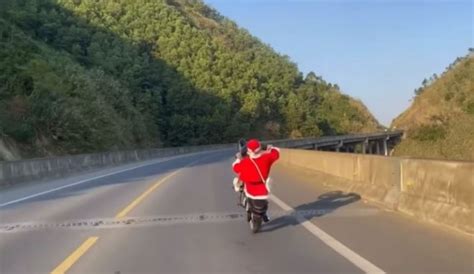 Thanh niên mặc đồ ông già Noel bốc đầu xe lạng lách và cái kết lọt vào