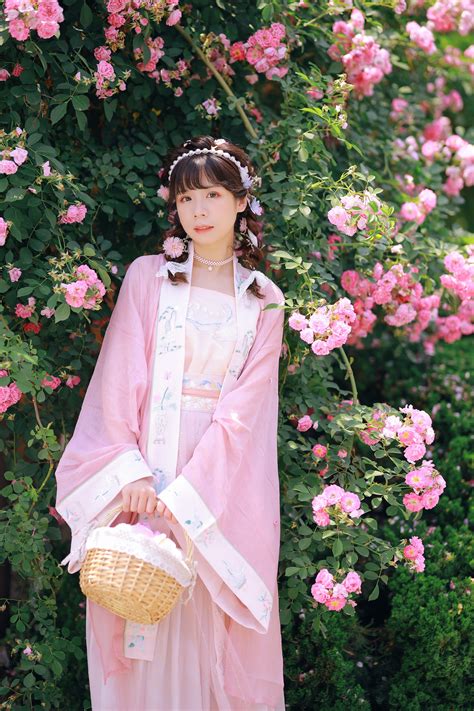 艺图语 20220820 吻花香 Suky喜欢软绵绵毛茸茸的团子 微图坊