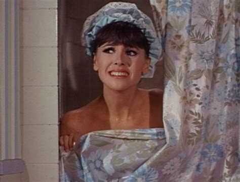 That Girl Marlo Thomas Marlo Thomas That Girl Tv Show Girls In Love