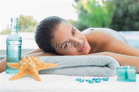 美丽的女人躺在水疗中心的按摩床上高清摄影大图 千库网
