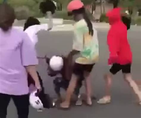 4 nữ sinh lớp 8 đánh dã man hò hét xé áo bạn
