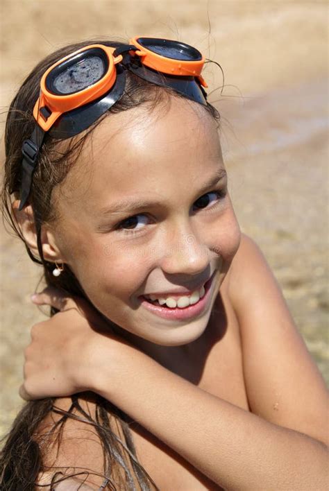 Menina Do Preteen Na Praia Do Mar Fotografia De Stock Royalty Free