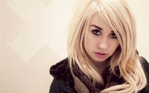 Download Caption Confident Renaissance Amateur Blonde Model Wallpaper