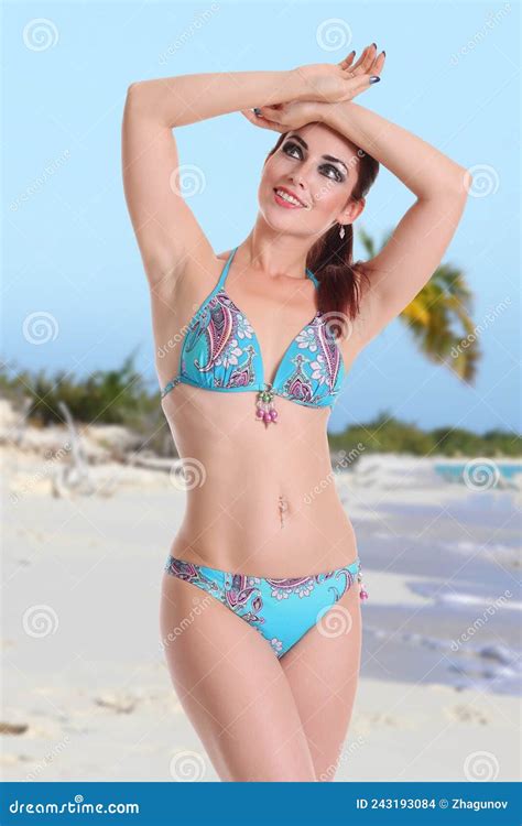 Mujer En Bikini En La Playa Foto De Archivo Imagen De Sensualidad Feliz 243193084