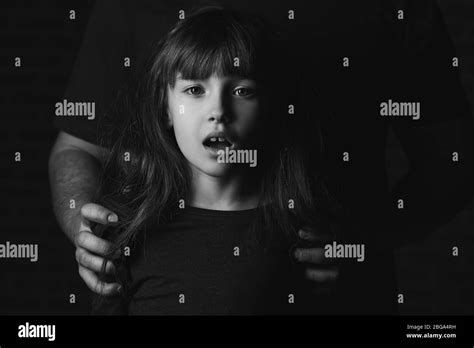 Padre Con Su Hija Pequeña Sobre Fondo Oscuro Concepto De Violencia Doméstica Fotografía De
