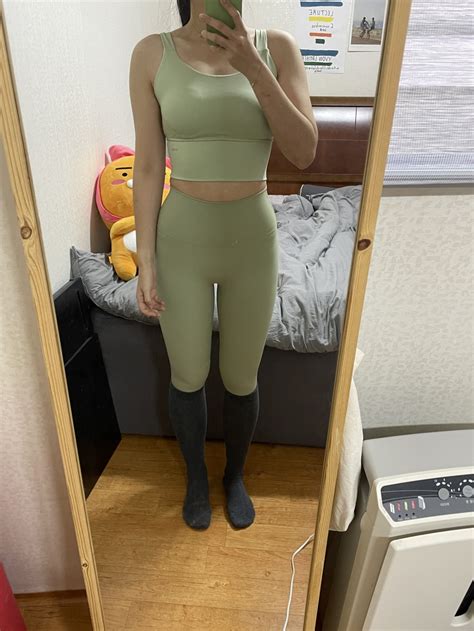 평소에 운동하면서 이런색 레깅스를 한번도 입어보지 않아서 걱정했는데 생각보다 이쁘 REVIEW 안다르