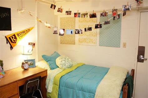 Love The Idea Of Hanging Photos This Way Diy Dorm Decor Dorm Room Decor College Dorm Decorations