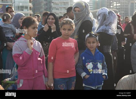 Marytrs Square Beirut Lebanon 26th Nov 2017 Syrian Refugee Girls Waiting For Donations
