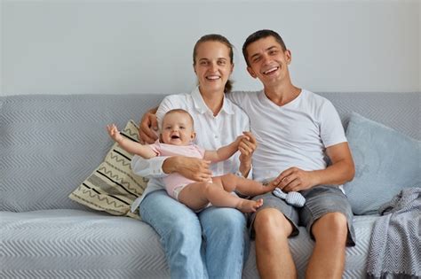 Attraktive Frau und hübsche Frau auf dem Sofa mit der kleinen
