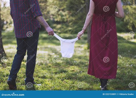 一对年轻的已婚夫妇在等一个女孩 库存图片 图片 包括有 他的 父亲 逗人喜爱 享用 少许 男性 222153891