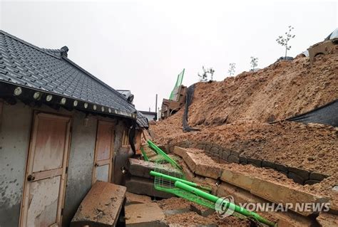 전북에 많은 비축대 붕괴 등 시설물 피해 네이트 뉴스