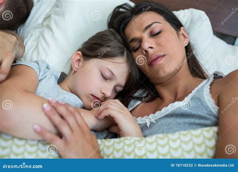 Mãe E Filha Que Dormem Junto No Quarto Foto De Stock Imagem De Inocência Proximidade 78718232