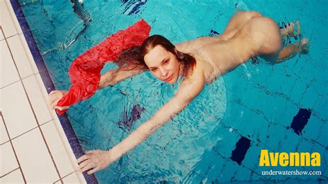 Entzückendes brünettes Teen nackt schwimmen xHamster