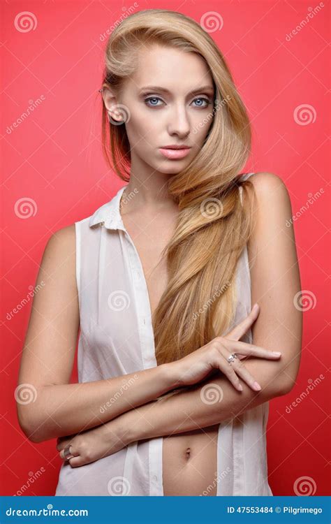 红色背景的美丽的半裸的白肤金发的妇女 库存照片 图片 包括有 诱惑 摆在 妇女 年轻 设计 躯干 47553484