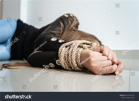 24159 Imágenes De Tied Up Girl Imágenes Fotos Y Vectores De Stock Shutterstock