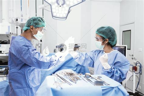 医生和护士在手术室外科手术成功后高清图片下载 正版图片507447387 摄图网
